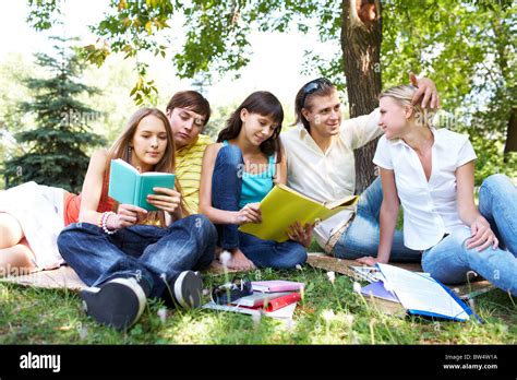Portr T Von Jugendlichen Sprechen Und Lesen Von B Chern Im Park Im
