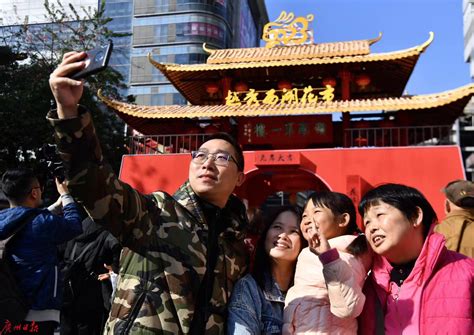 图集｜越秀西湖花市鸣锣开市！市民全家齐齐行花街
