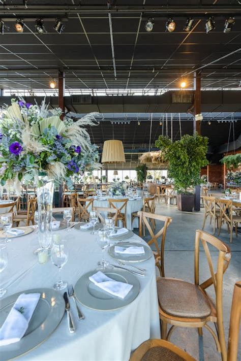 결혼 사진 꽃꽂이 레스토랑 서빙 요리 수직 쐈어 식탁보 연회 유리 장소 세팅 접시 커틀러리 파티에 관한 무료 스톡 사진