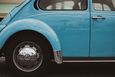 흰색과 검은 색 바퀴가있는 주황색 자동차 사진 Unsplash의 무료 자동차 이미지