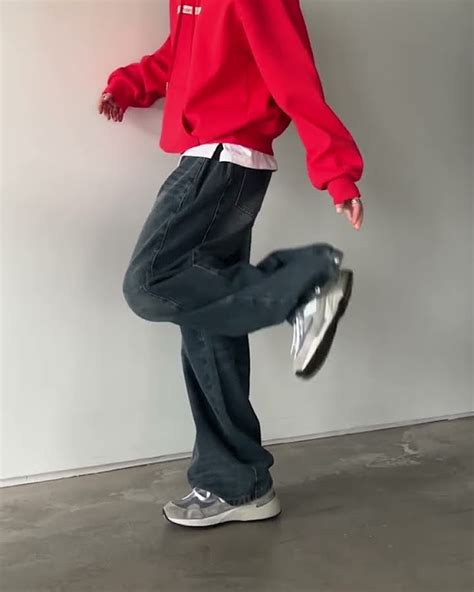 남자 코디 사이드 핀턱 밑단 스냅 버튼으로 유니크한 무드 풍성한 실루엣의 와이드 벌룬 데님 팬츠 남자바지 청바지코디 데님팬츠 와이드팬츠 남자쇼핑몰 추천