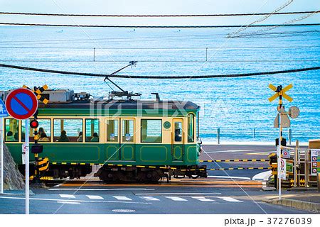 江ノ電 鎌倉高校駅前の踏切の写真素材 37276039 PIXTA