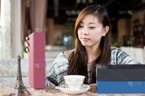 青年人 女人 咖啡馆 可爱的 美 水平画幅 美人 咖啡 仅成年人 居住区