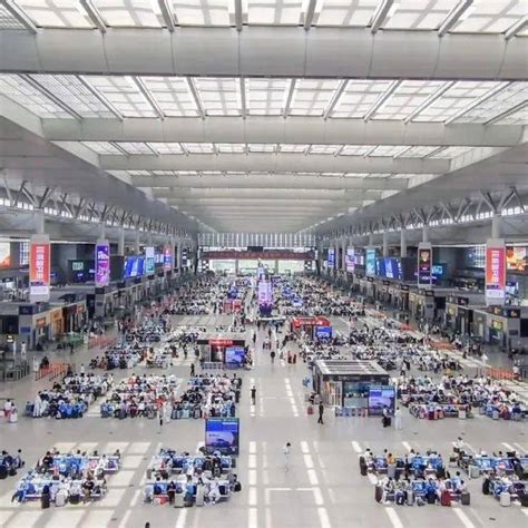 22日起上海公交陆续恢复，乘坐火车这些提醒您要知道旅客进站防疫