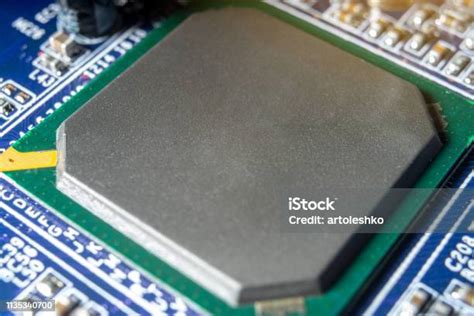 마더보드의 전자 프로세서 칩 첨단 기술과 수리 마이크로칩의 개념 Cpu에 대한 스톡 사진 및 기타 이미지 Cpu 과학
