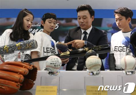 은퇴기념 전시물 설명하는 이승엽 선수