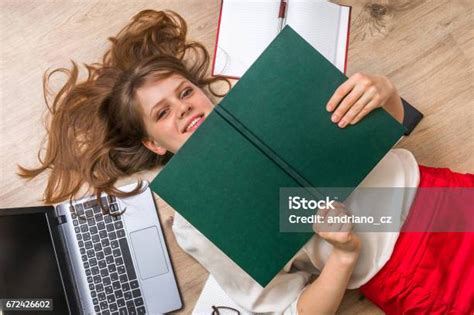 여자 뒤에 거짓말을 하 고도 서와 함께 그녀의 얼굴을 덮고 가정 생활에 대한 스톡 사진 및 기타 이미지 가정 생활 게으름 공부 Istock