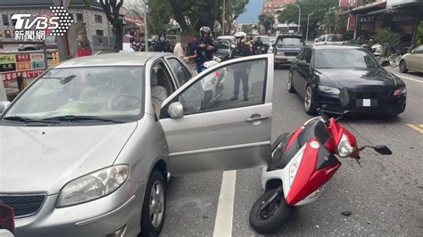 沒在看！花蓮臨停駕駛「突開車門」 害女騎士慘摔手濺血