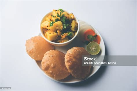 Chatpate Masala 알루 Sabzi 튀김 Or 봄 베이 감자 튀김된 푸 리 또는 인도 빵 접시 선택적 초점에에서 밀의 구성 제공 바지 전채 요리에 대한 스톡 사진