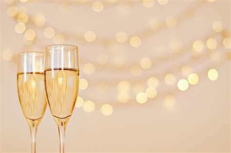 보케 배경이 있는 샴페인이나 와인 2잔이 가까이 있습니다 맨 위 보기입니다 새해 크리스마스 시간 인사말 카드 휴일 및 파티 컨셉