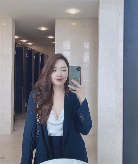 Nữ Thư Ký Mặc Bộ đồ Công Sở Khoe đường Cong Hình Chữ S Khiến Bao ánh Mắt đổ Dồn Page 3 Voz