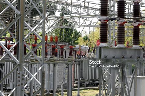 대형 단로기 및 스위치와 고압선이 있는 발전소 전기 회로 0명에 대한 스톡 사진 및 기타 이미지 0명 고압 전류 주의 공학 Istock