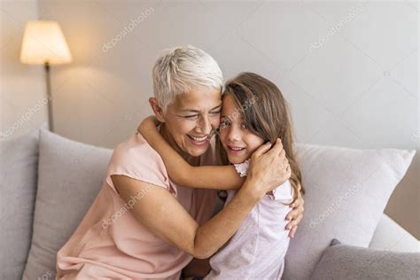 Primer Plano Retrato De La Pequeña Nieta Preescolar Besando Amorosa