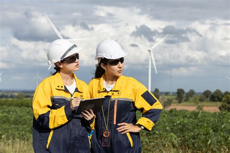 여성 엔지니어 풍력 터빈 작업자 설문 조사 운영 계획 풍차 미래를위한 청정 재생 에너지 기술 대체 기술은 환경을 보호하고 지구 온난화 문제를 줄입니다 25 29세에 대한