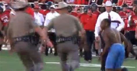 Video Texas Tech Fan Arrested For Streaking On Field Cbs Texas