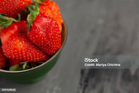 잘 익은 빨간 딸기 육즙이 잘 익은 붉은 딸기로 채워진 그릇 회색 콘크리트 테이블에 딸기 신선한 딸기 사진 Ðoncept 건강 식품 0명에 대한 스톡 사진 및 기타 이미지