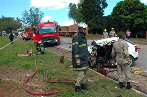 Midianews Motorista Morre E Carro Fica Destruído Após Colisão Com Carreta