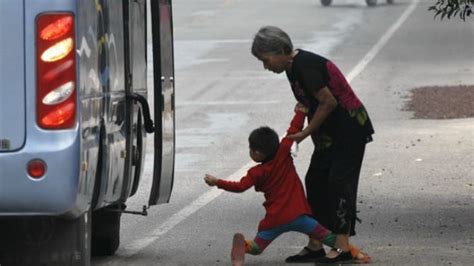 【北京身边事】父母外出务工小女孩回家不见人大哭务工小女孩外出新浪新闻