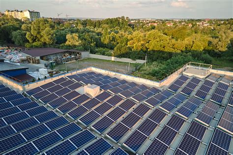 녹색 생태 전기를 생산하기 위해 산업 건물 지붕에 장착 된 푸른 태양광 태양 전지 판넬의 공중 보기 지속 가능한 에너지 개념의 생산 태양 에너지에 대한 스톡 사진 및 기타