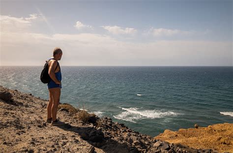 여름에 절벽에 성인 남자의 초상화 카보 데 가타 자연 공원 알메리아 스페인 50 54세에 대한 스톡 사진 및 기타 이미지 50 54세 경관 관광객 Istock
