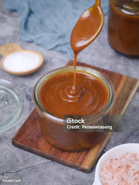 분홍색 히말라야 소금을 곁들인 소금에 절인 버터 카라멜로 만든 수제 브로 드 한 병 갈색에 대한 스톡 사진 및 기타 이미지