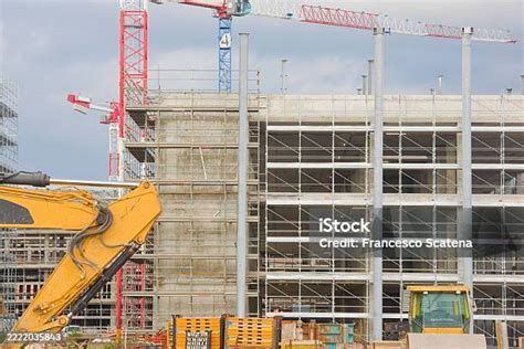 노란색 굴착기 타워 크레인 금속 비계가 있는 철근 콘크리트 건물 활발한 건설 현장의 역동적인 스냅샷 0명에 대한 스톡 사진 및 기타 이미지 Istock