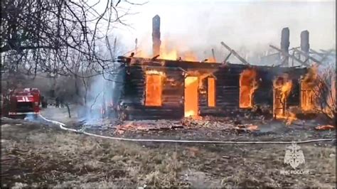 Огнеборцы в Свободном ликвидируют пожар в неэксплуатируемом строении