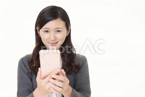 スマートフォンを持つ笑顔の女性 No 4228184｜写真素材なら「写真ac」無料（フリー）ダウンロードok