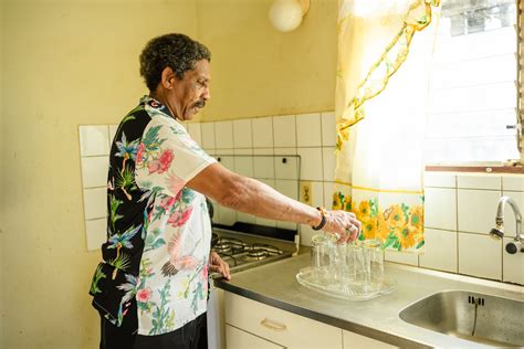 Alfred Quandus Un Pensionado Di 75 Aña Cun Dak Riba Su Cabes Pa 20 Aña