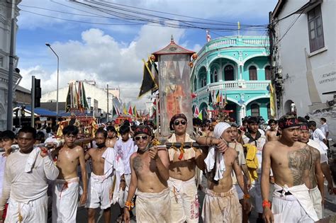 แห่พระรอบเมืองวันสุดท้ายถือศีลกินผักภูเก็ต ประชาชน นักท่องเที่ยวร่วมต้อนรับขบวน “ศาลเจ้าหล่อโรง
