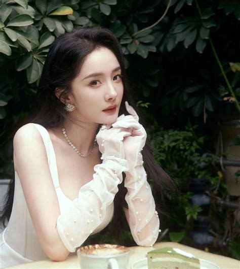 杨幂官宣与嘉行解约，迪丽热巴正式成为嘉行一姐。 知乎