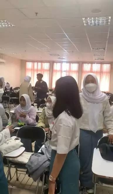 Momen Mahasiswa Pakai Seragam Sma Saat Kuliah Ini Antimainstream Reaksi Sang Dosen Kocak Banget