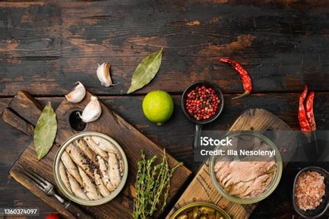 금속 캔에 다양한 통조림 생선과 해산물 오래된 어두운 나무 테이블 배경에 상단 보기 평면 누워 텍스트 복사 공간 참치 해산물에 대한 스톡 사진 및 기타 이미지 Istock