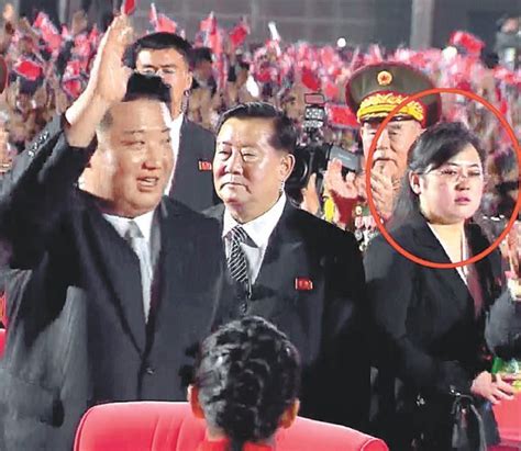 머리 묶고 검은 정장…김정은 밀착의전 신원미상 여성 서울경제