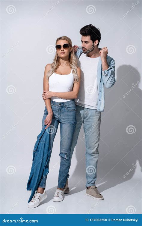 Stijlvol Paar Volledige Lengte Van Een Mooi Jong Koppel Dat Tegen Een Grijze Achtergrond Staat
