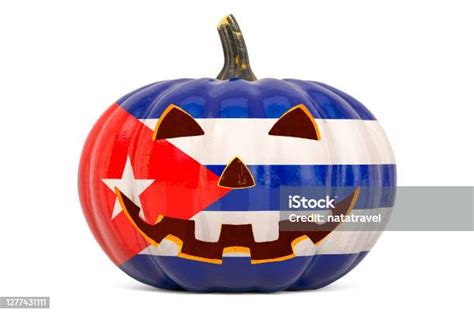 쿠바 개념의 할로윈 쿠바 국기와 사악한 조각 호박 흰색 배경에 고립 된 3d 렌더링 10월에 대한 스톡 사진 및 기타 이미지
