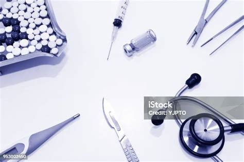수술 기구 청진 기 디지털 온도계 마약의 유리병 3 Ml 플라스틱 주사기 바늘과 중간에 빈 공간 흰색 배경에 고립 된 약물 트레이에 마약 정제 0명에 대한 스톡 사진 및