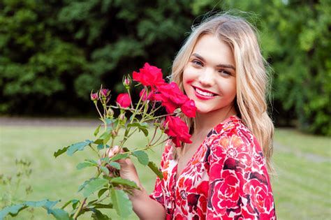 여름에 향기로운 분홍색 꽃에 아름다운 봄 소녀 공원 금발 머리와 패션 화장품 및 향수로 피는 정원에서 여자 봄에 대한 스톡 사진 및 기타 이미지 Istock