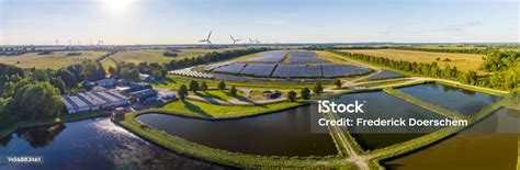 매립지에 위치한 태양광 발전소와 풍력 터빈 농장의 환경 친화적인 설치의 파노라마 보기 폐기물 덤프와 풍력 터빈 농장에 지어진 태양 전지판 농장 물에 대한 스톡 사진 및 기타