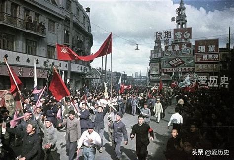 市民簇擁人民軍隊進入上海的珍貴彩照 歡慶解放戰爭的偉大勝利 每日頭條