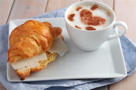 프렌치 조식 치즈를 곁들인 크루아상 샌드위치와 커피 카푸치노 한 잔 0명에 대한 스톡 사진 및 기타 이미지 0명 뜨거운 음료 마실 것 Istock