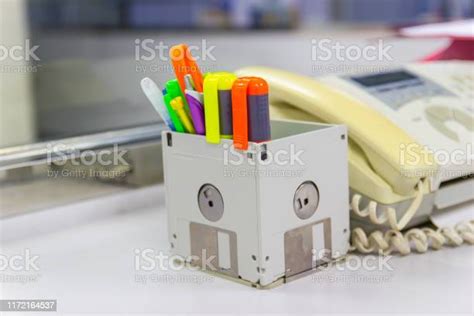 플로피 디스크 재활용 상자에 펜 연필 가위와 같은 저장소 소모품에 사용되는 크리에이티브 개체 가위에 대한 스톡 사진 및 기타 이미지 Istock