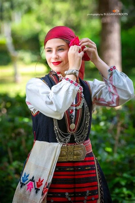 Сукманена празнична носия на омъжена жена от село Ракита близо до Червен бряг