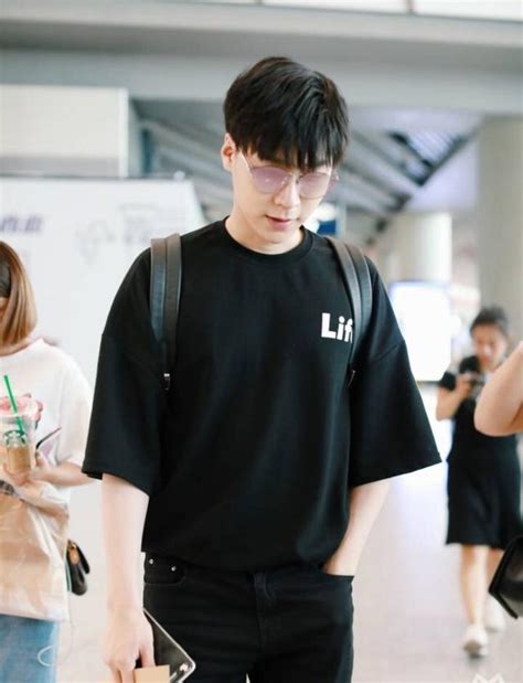 王博文小白現身機場，網友：今天的小白不只是一點點帥氣！ 每日頭條