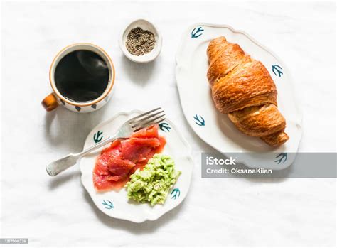 맛있는 아침 식사 브런치 블랙 커피 아보카도 퓌레 훈제 연어 가벼운 배경에 크루아상 최고 전망 0명에 대한 스톡 사진 및 기타 이미지 Istock