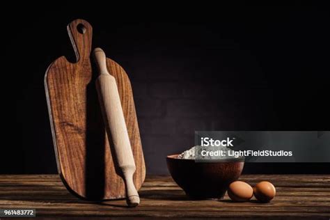 테이블에 두 계란 밀가루와 그릇 롤링 핀 나무 절단 보드의 근접 촬영 보기 검정색 배경에 대한 스톡 사진 및 기타 이미지 검정색 배경 달걀 0명 Istock