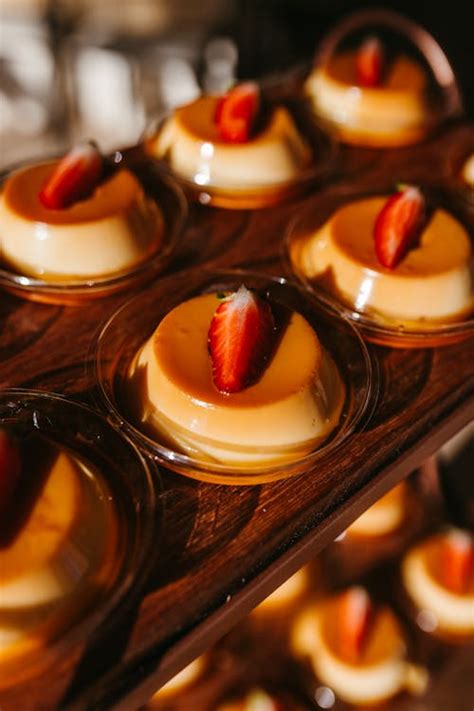 달콤한 디저트 딸기 맛있는 사탕 설탕 수직 쐈어 음식 사진 카라멜 크리미한 푸딩 확대에 관한 무료 스톡 사진