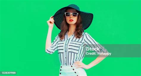 검은 둥근 여름 모자를 쓰고 있는 아름다운 여성 모델의 초상화 녹색 배경에 흰색 줄무늬 셔츠 20 29세에 대한 스톡 사진 및