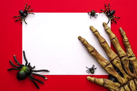 할로윈 모의 거미와 괴물과 종이의 빈 흰색 시트는 빨간색 배경에 손 해피 할로윈 개념 10월에 대한 스톡 사진 및 기타 이미지 10월 가을 개념 Istock