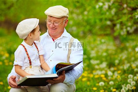 祖父与孙子读书在春天的花园高清摄影大图 千库网